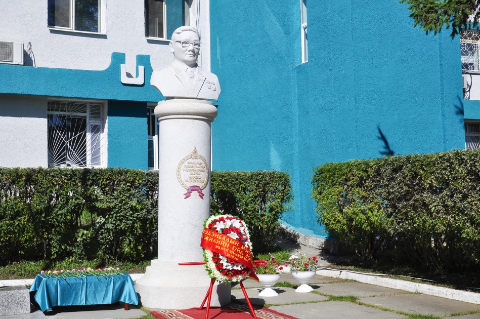 Маршал Ю Цэдэнбалын хөшөөнд цэцэг өргөж хүндэтгэл үзүүллээ Мэдээ мэдээлэл Эрдэнэт үйлдвэр